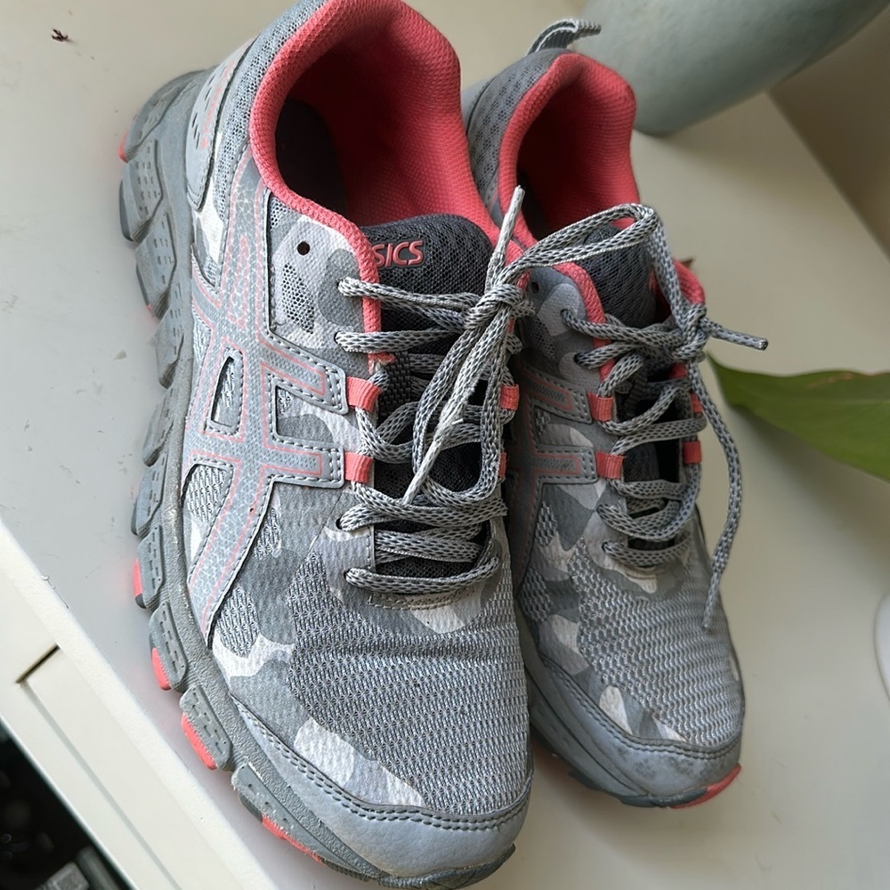 Women’s Gray Acics Gel-Scrrm4 Size 8.5. - Gem